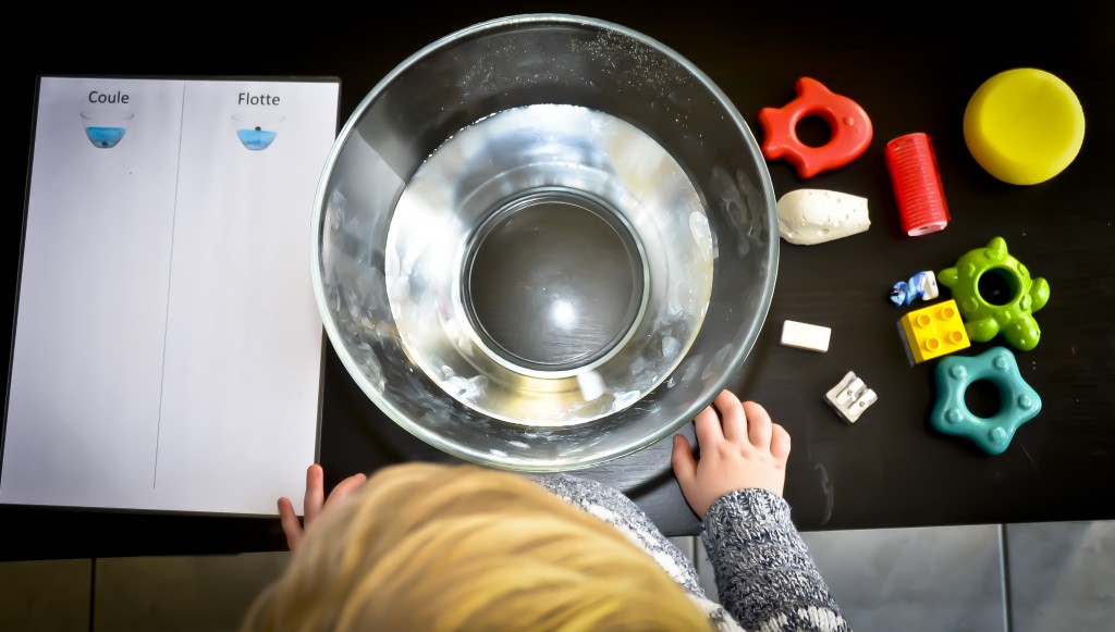 Coule ou flotte : une activité Montessori très ludique